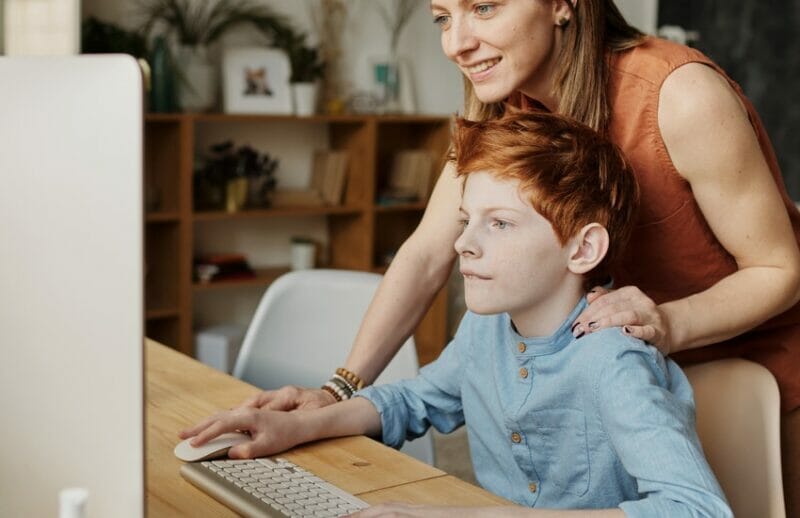 Balance Being a Full-Time Mom While Working Effectively